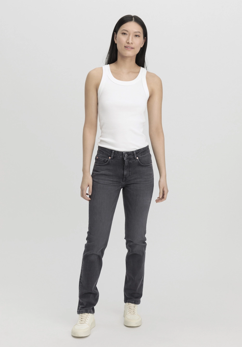 Jeans_LEA_Slim_aus_Bio_Denim-56016_88_1.webp